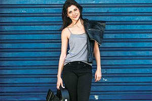 Chris Ubach, a Garota da Moto, surpreende e aparece LOIRA - SBT