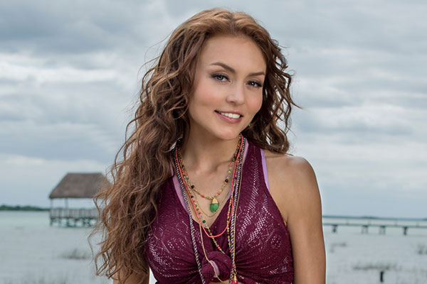 Angelique Boyer mostra foto de quando era criança e encanta fãs - SBT