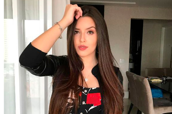 Esther Marcos aparece loiríssima e surpreende os fãs - SBT